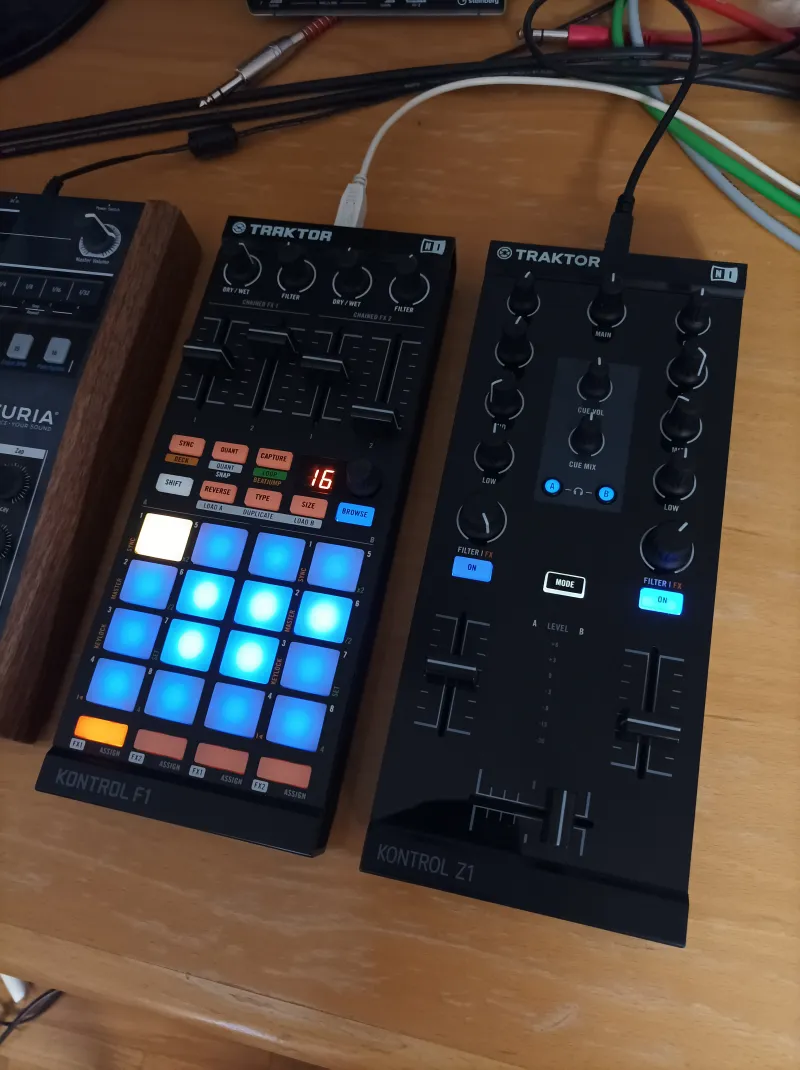 Native Instruments F1 + Z1 Traktor kontroller egyben eladó DJ ...